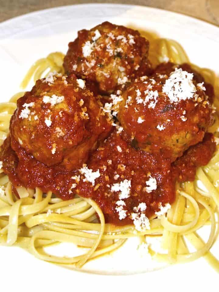 How to Make Classic Spaghetti and Meatballs - Great Eight Friends