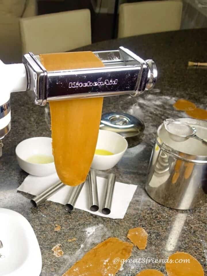 Homemade Creamy Crispy Cannoli Recipe - Great Eight Friends