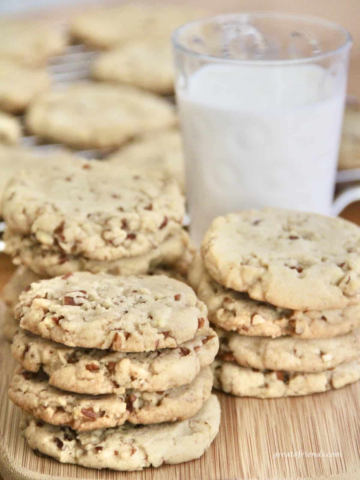 Easy Pecan Sandies Cookie Recipe - Great Eight Friends